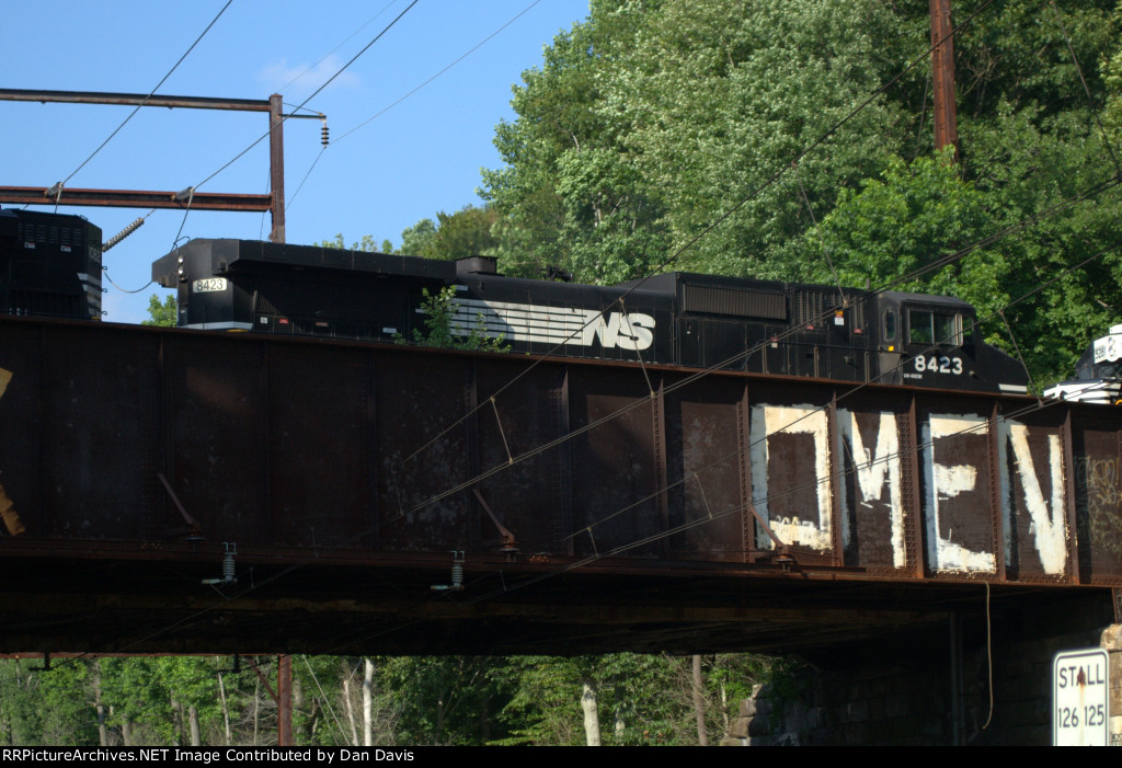 NS C40-8W 8423 trails on 17G